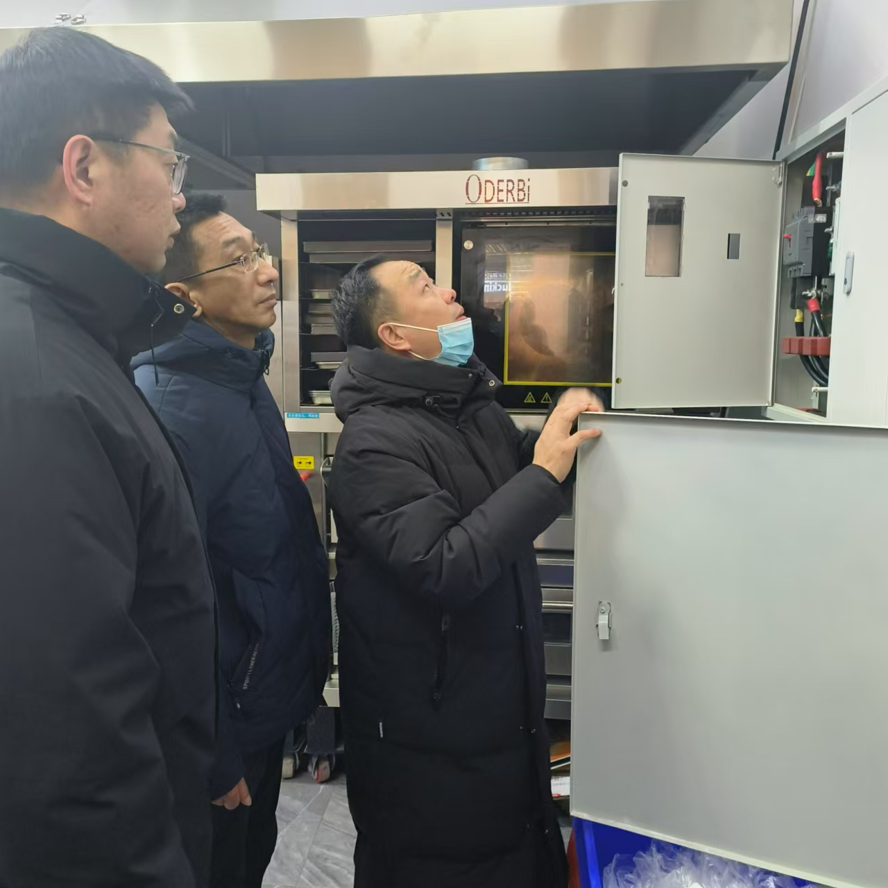 学校开展服务外包企业安全专项检查-后勤保障处